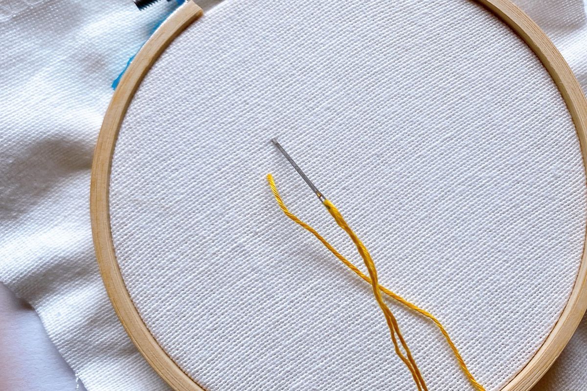 今流行りのダーニング刺繍！カラフル＆キュートなネコのブローチの作り方 | croccha