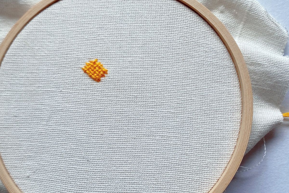今流行りのダーニング刺繍！カラフル＆キュートなネコのブローチの作り方 | croccha