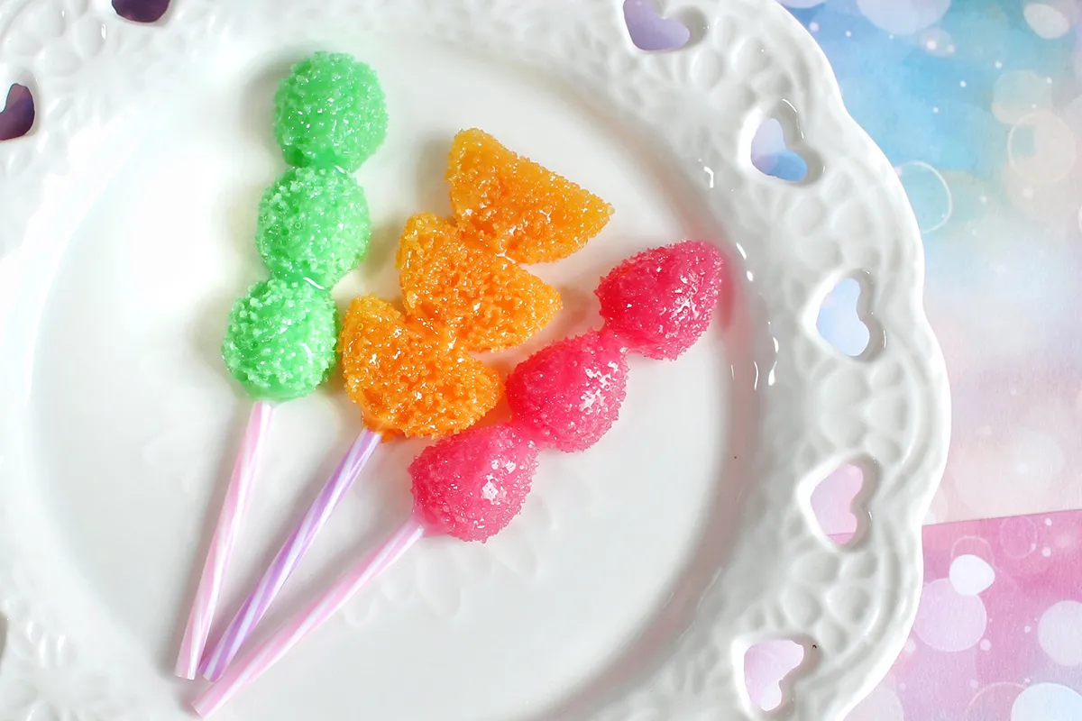 夏祭りの屋台で食べたい！みかん飴、いちご飴、マスカット飴…カラフル＆つやつやなレジンのフルーツ飴の作り方 | croccha