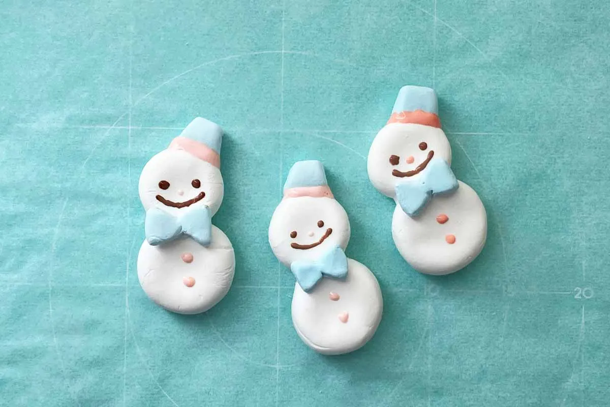 冬の風物詩！型なしで簡単に可愛くできる粘土の雪だるまの作り方 | croccha