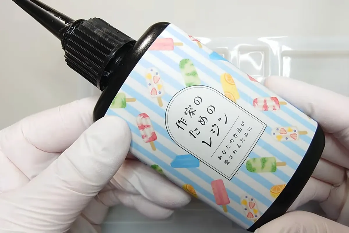 必ず自然に仕上がる！美しいレジンのグラデーションの作り方/海を閉じ込めたスクエアレジンチャームの作り方 | croccha