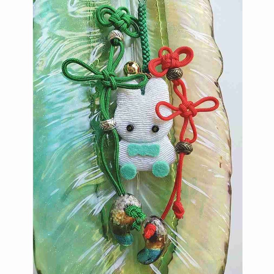S.snowさんのレジン作品 | 【パーツ】 御守り紐 おまもり紐 2本 全19色 めがね結び... | croccha