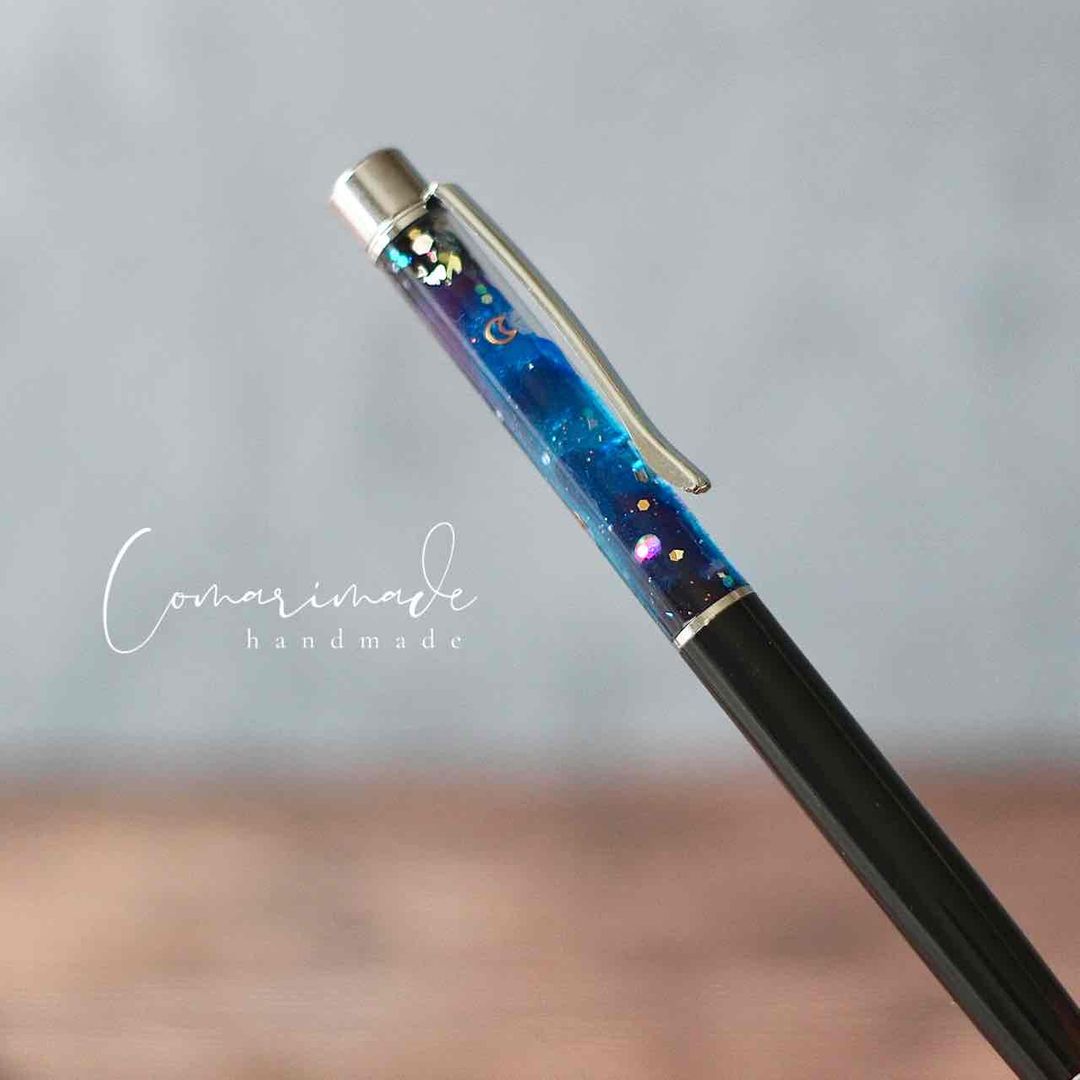 𝐂𝕠𝕞𝕒𝕣𝕚𝕞𝕒𝕕𝕖 (*こまり*)さんのレジン作品 | 【替え芯付き】【色を選べる】ハーバリウムボールペン 本体 ハ... | croccha