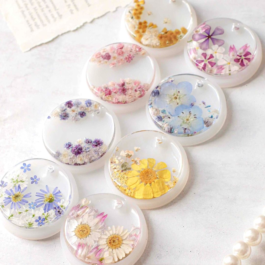 𝐂𝕠𝕞𝕒𝕣𝕚𝕞𝕒𝕕𝕖 (*こまり*)さんのレジン作品 | シリコンモールド 穴あき 円 サークル ラウンド フラット... | croccha